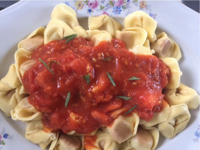 Fyllt pasta í tómatasósu - fljótleg matargerð